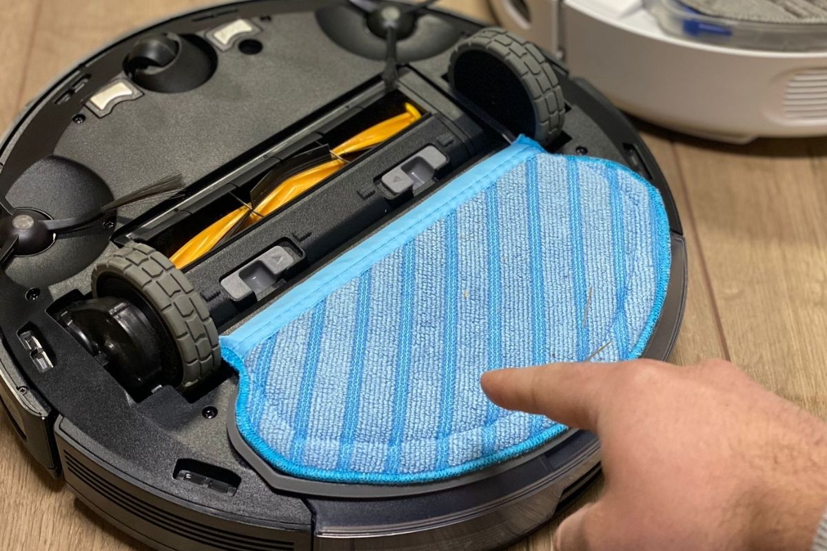 Robot vacuum and mop: mopping and vacuuming at the same time